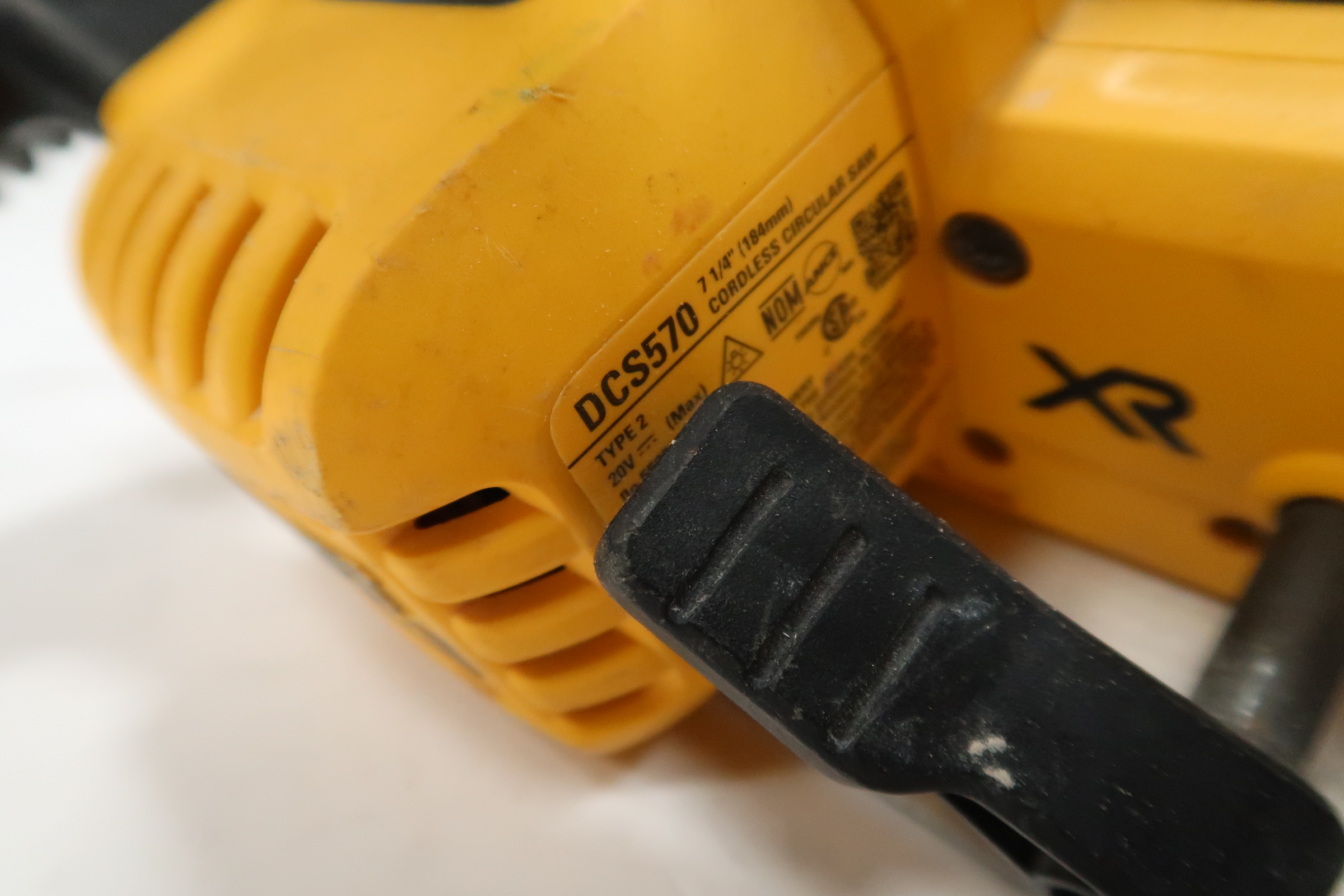 DeWalt DCS570 20V MAX XR Cordless Brushless 7-1/4 in. Circular Saw 8158