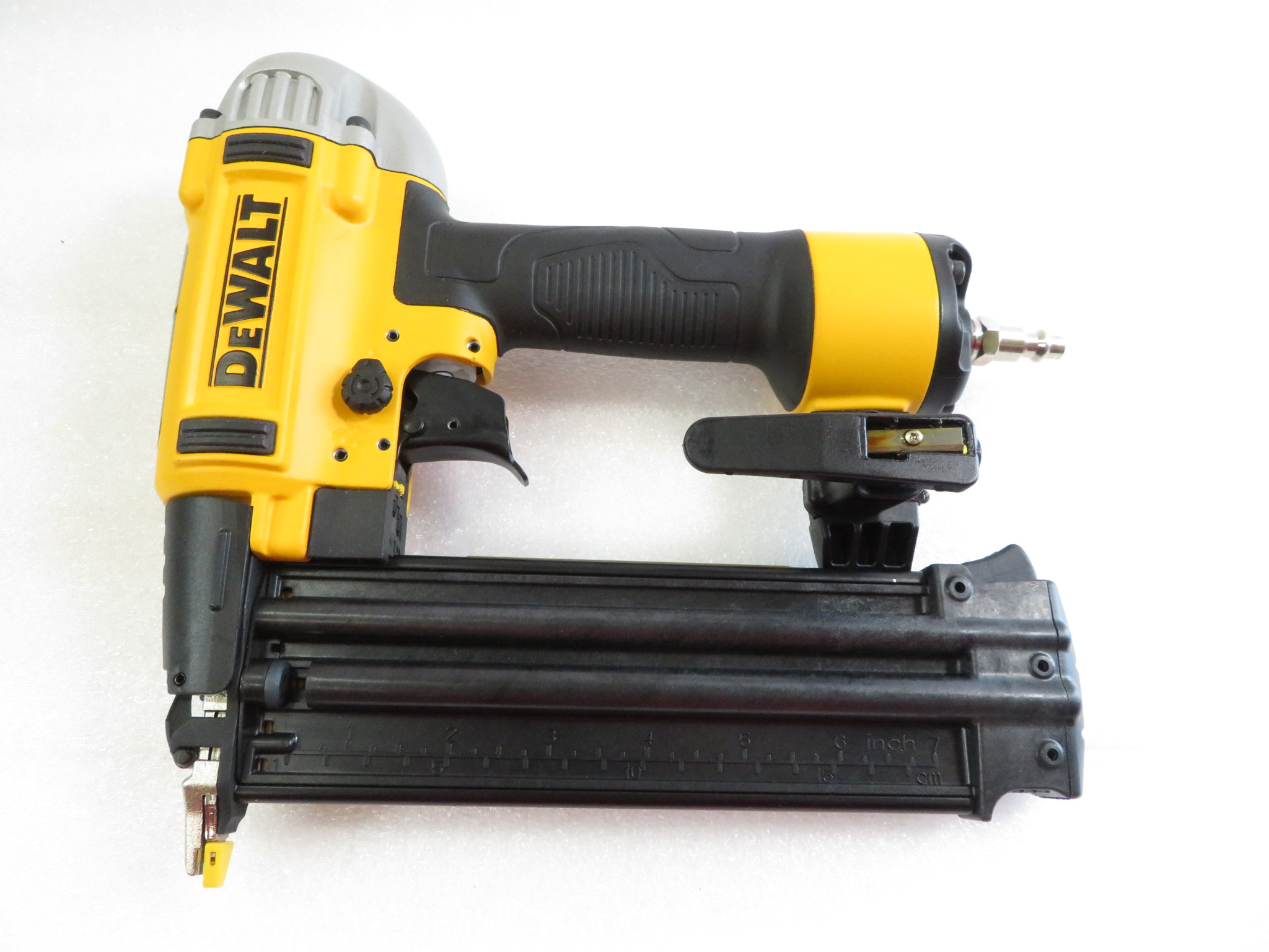 DEWALT DWFP12233 18-Gauge 2-1/8" Max 70 PSI Pneumatic Brad Nailer