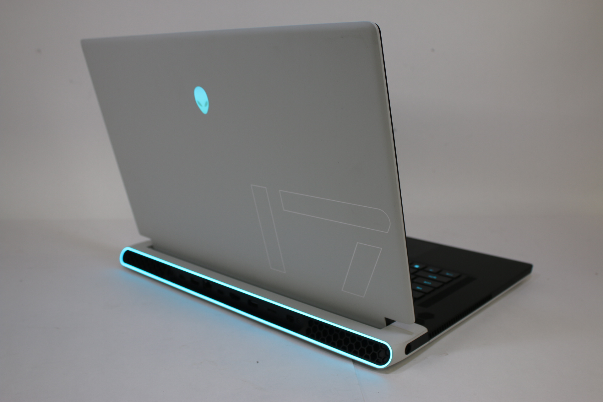 Alienware x17 R2 P48E Core i9-12900H 2.5Ghz RTX 3060 32GB RAM 1TB SSD 17.3"