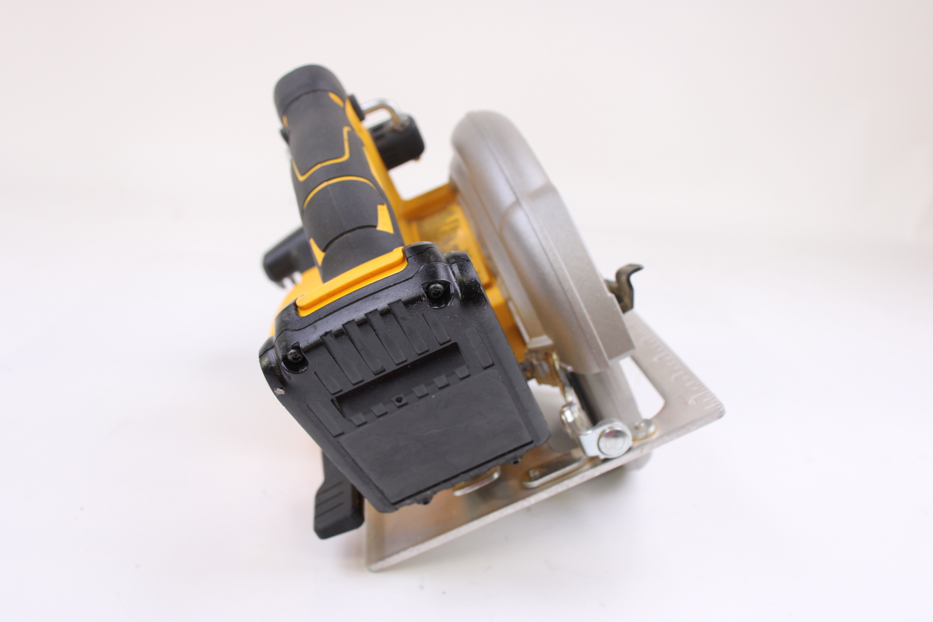 DeWalt DCS570 20V MAX XR Brushless 7-1/4" Cordless Circular Saw