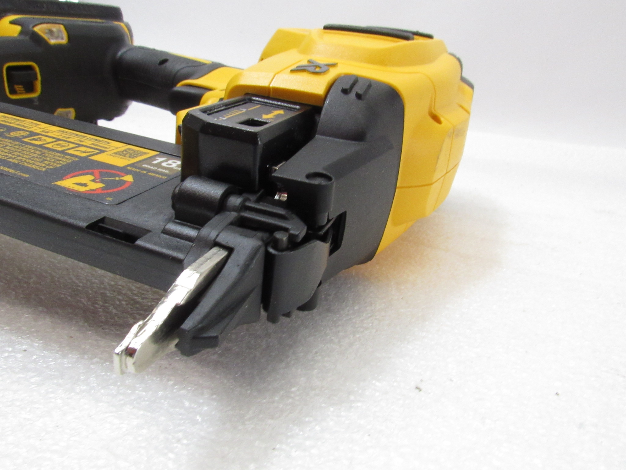 DeWalt DCN680 20V MAX XR Lithium-Ion Cordless 18-Gauge Brad Nailer