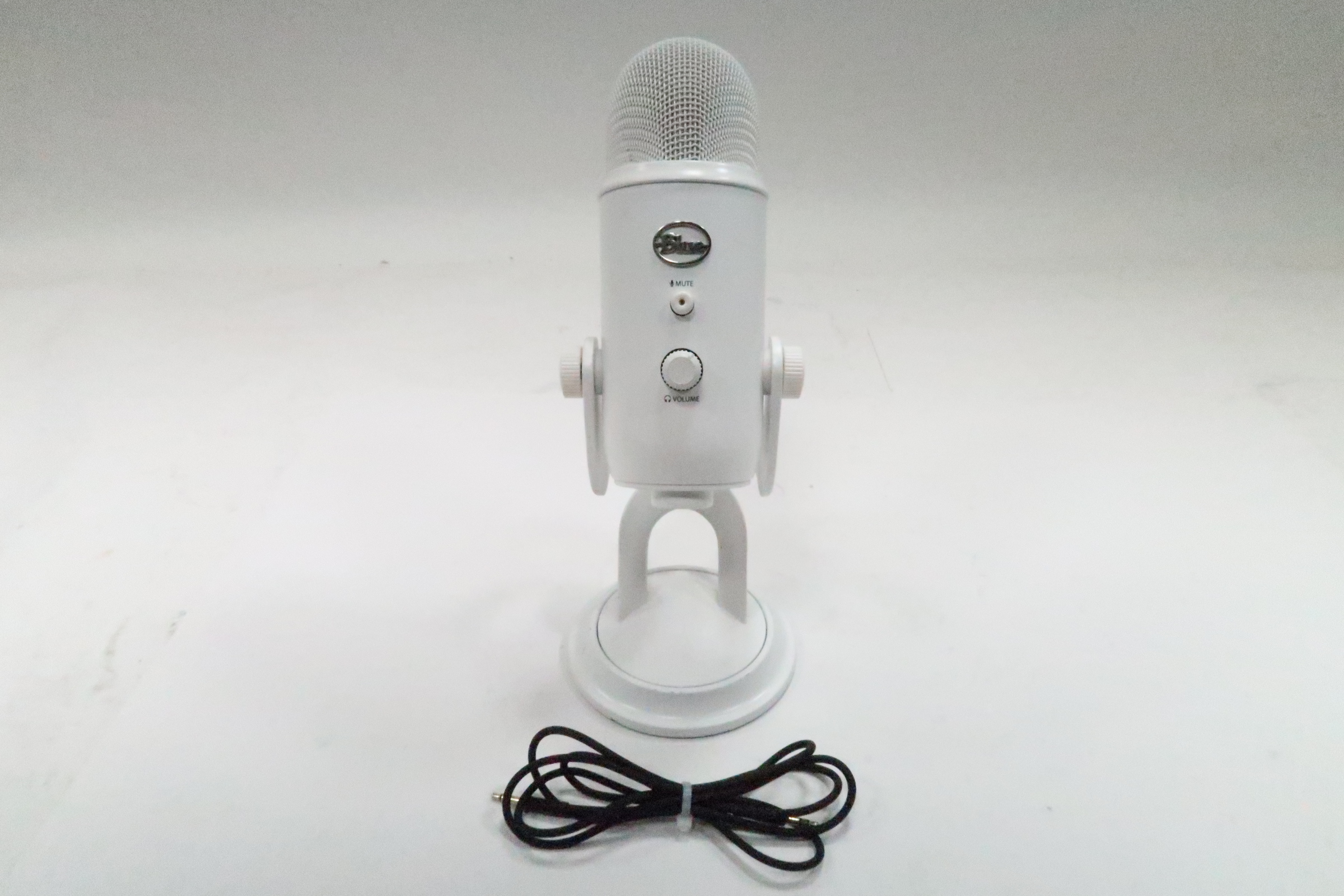 Blue Yeti Professional Multi-Pattern USB Condenser Microphone - White 9070