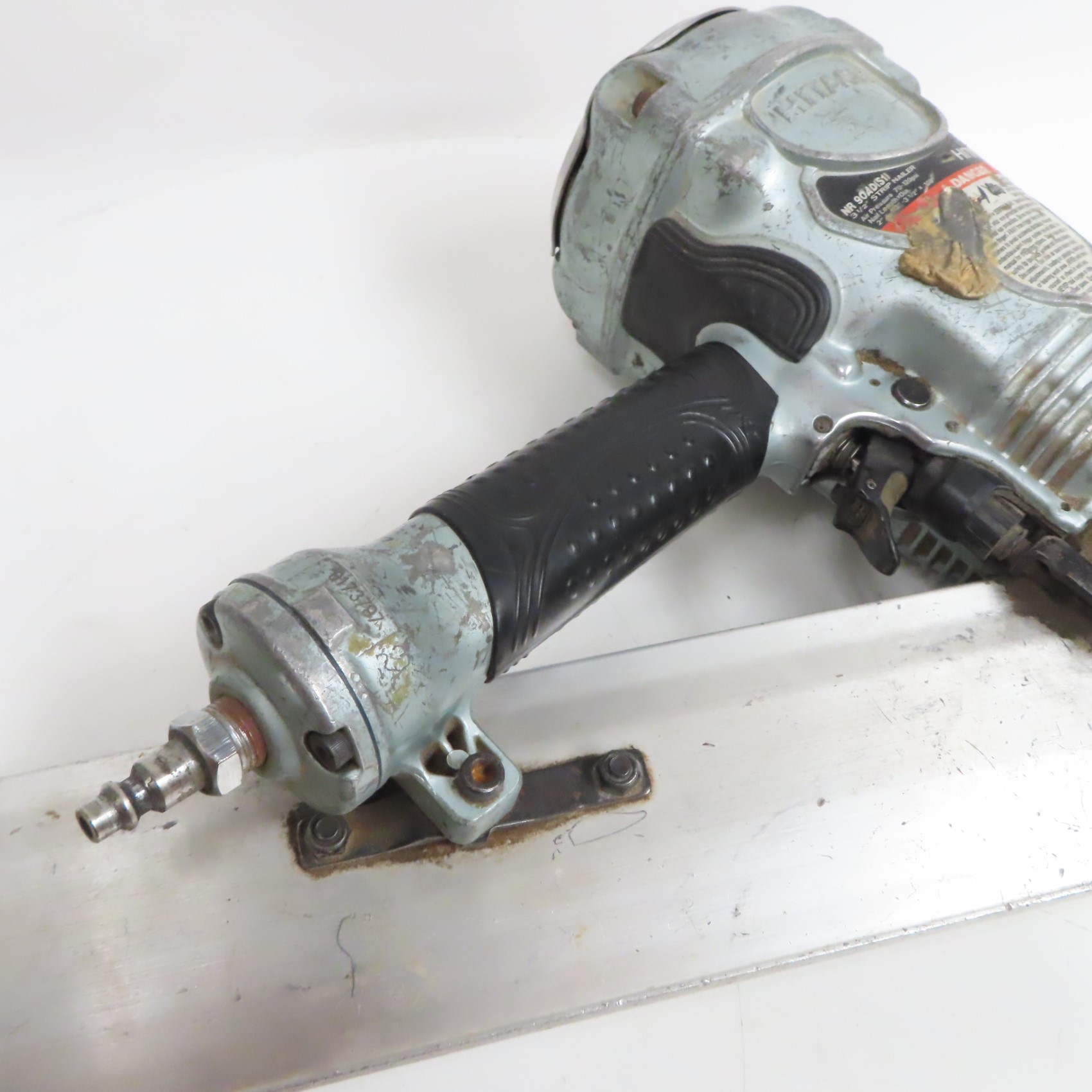 Hitachi NR 90AD(S1) 3-1/2" Pneumatic Paper Collated Framing Nailer
