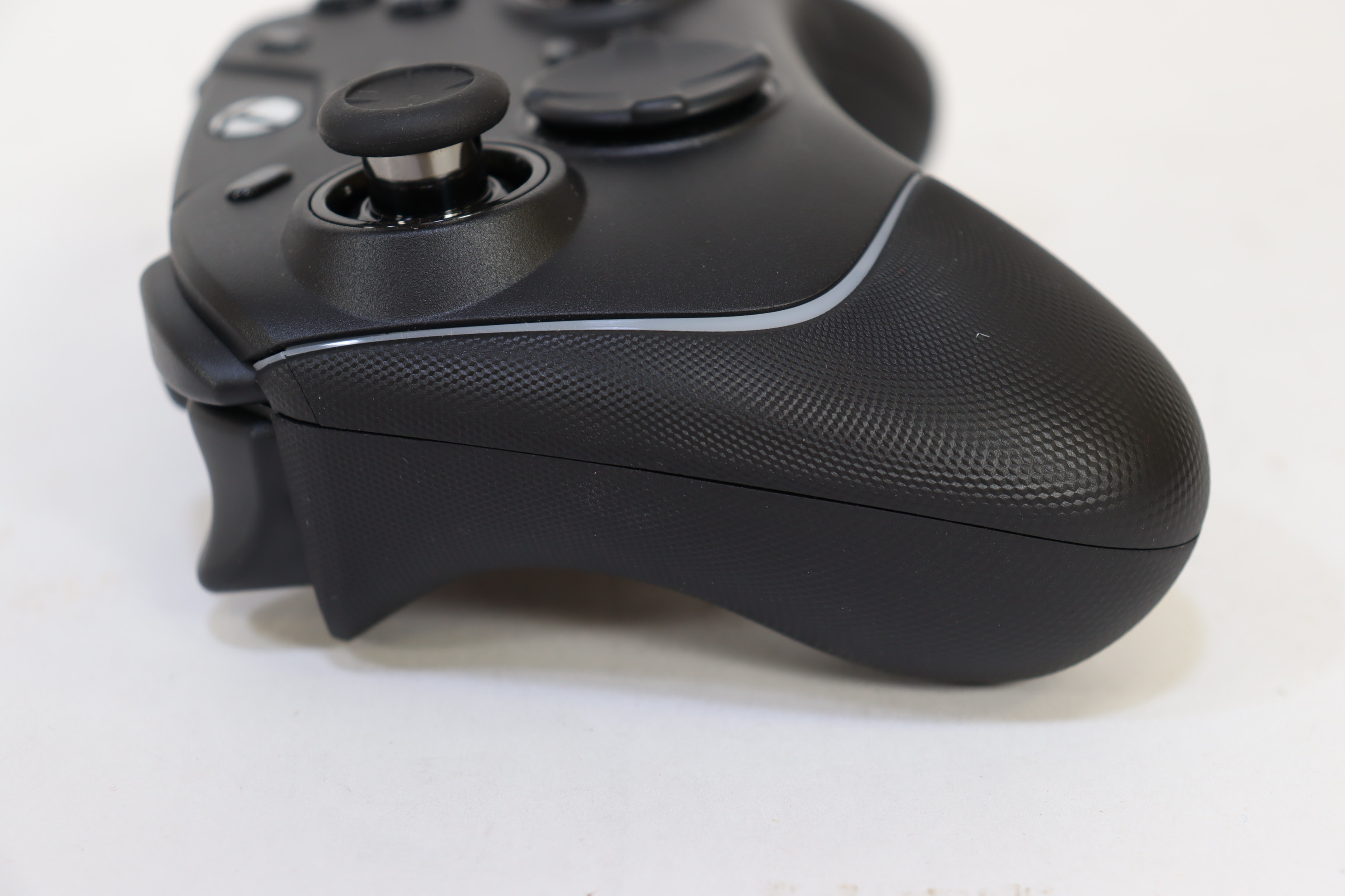 Razer RZ06-04010100-R3U1 Wolverine V2 Chroma Gaming Controller - Xbox ...