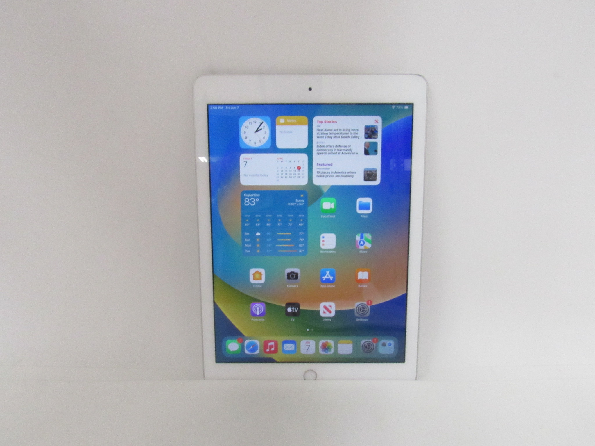 Apple A1822 iPad 5th Generation MP2J2LL/A 128GB Wi-Fi Silver