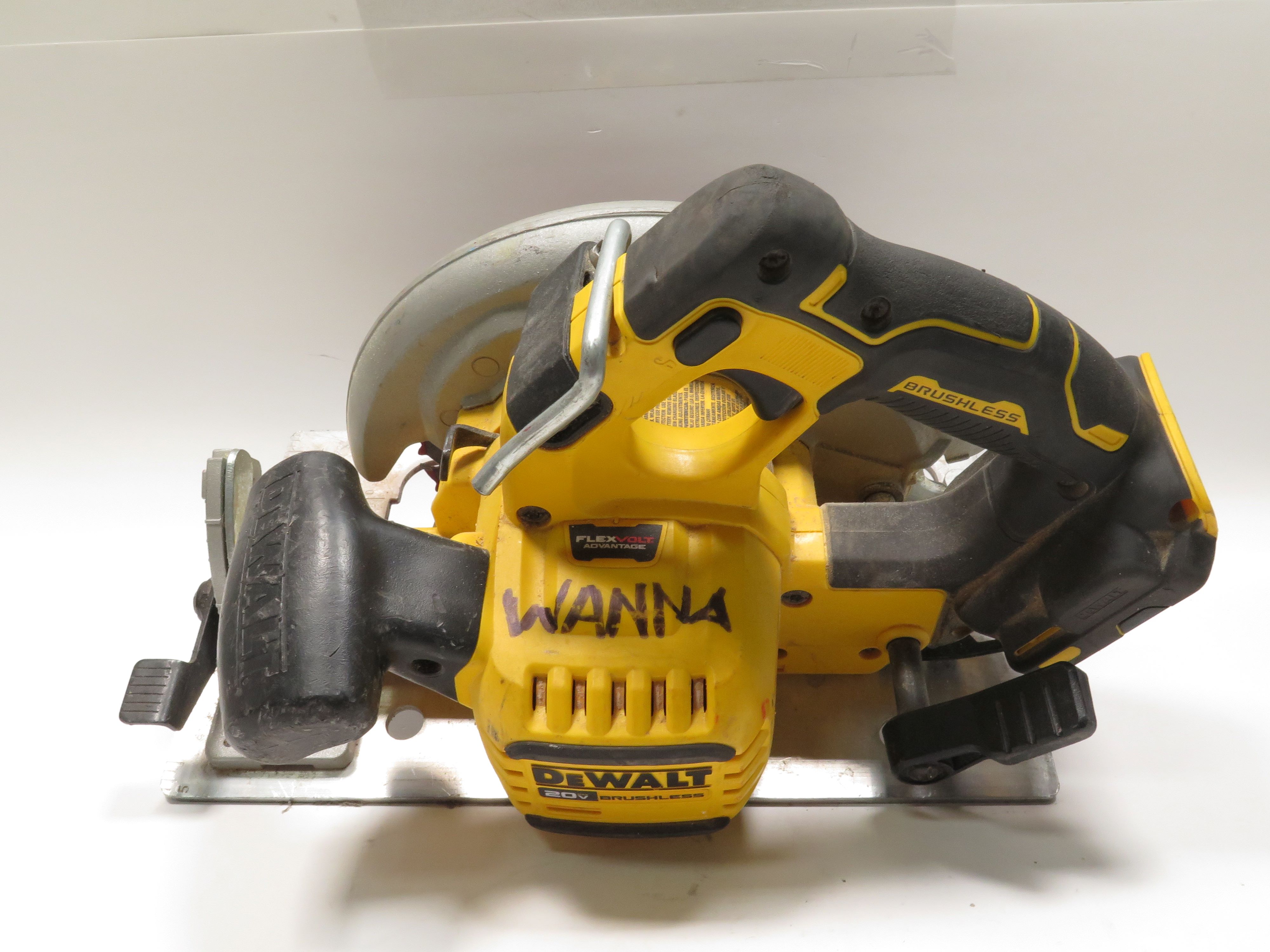 DeWalt DCS573 20V MAX Cordless Brushless 7-1/4 in. Circular Saw 3821