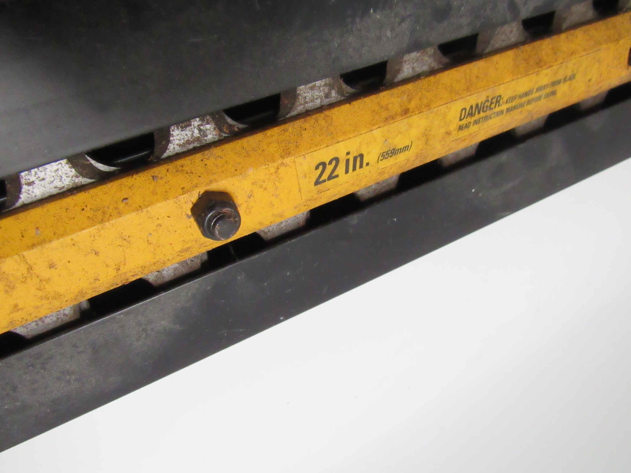 DeWalt DCHT820 22 Inch Hedge Trimmer 5Ah Battery Charger Set Local ...