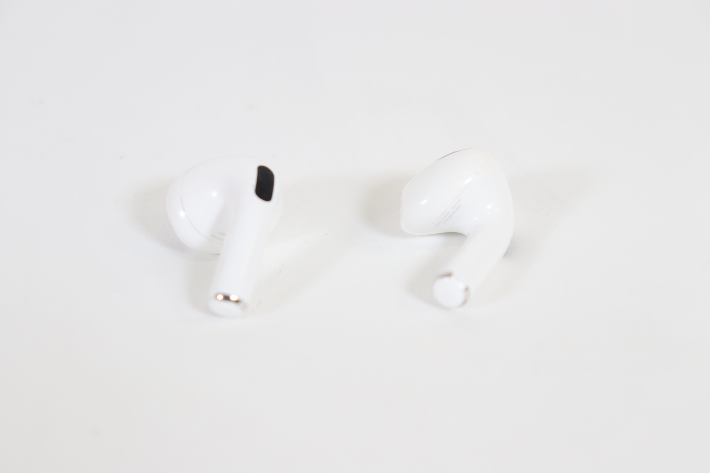 Apple AirPods A2564 3rd generation with Lightning Charging Case - White