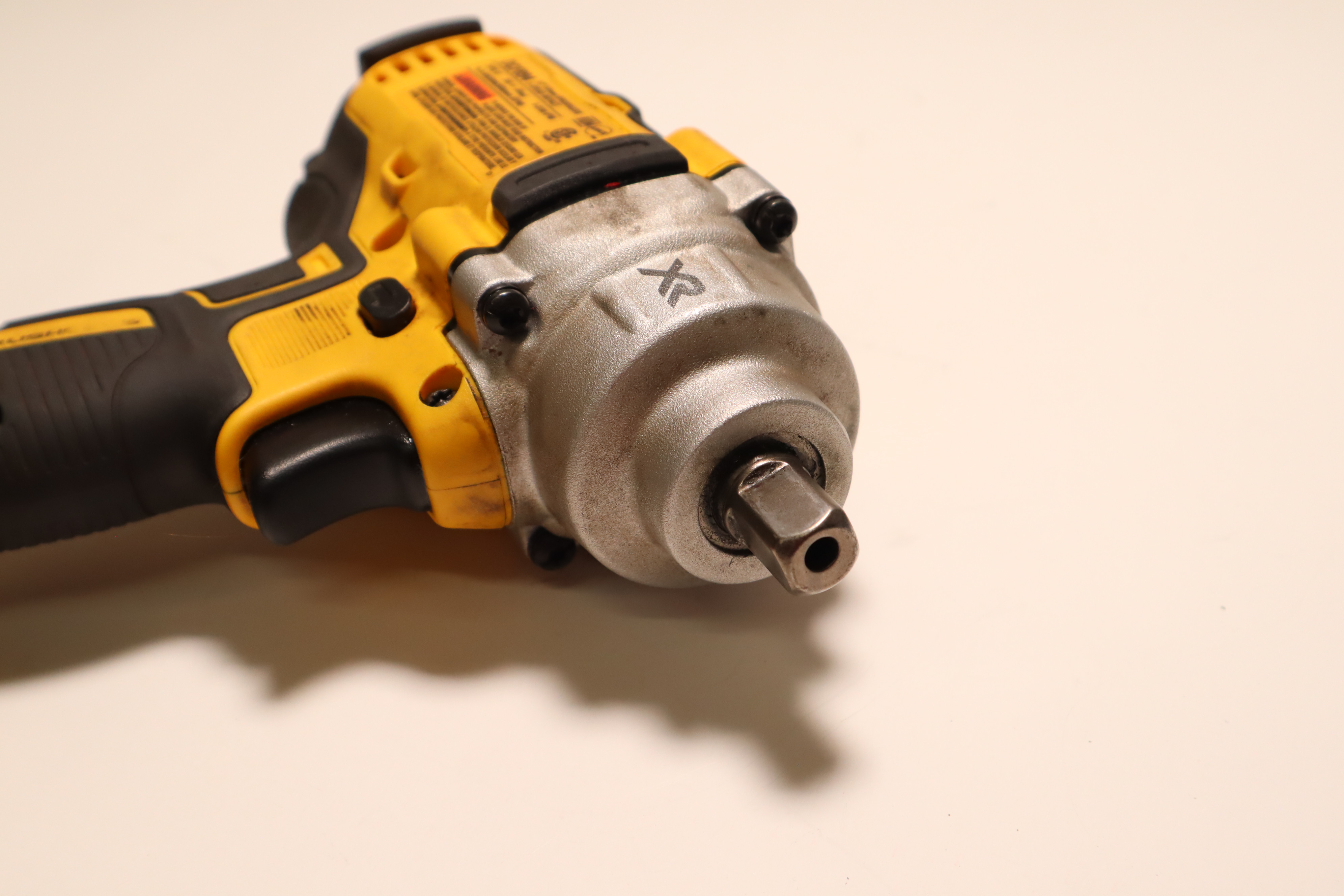 DEWALT DCF894 20-Volt Li-Ion Cordless Brushless 1/2" Mid-Range Impact ...