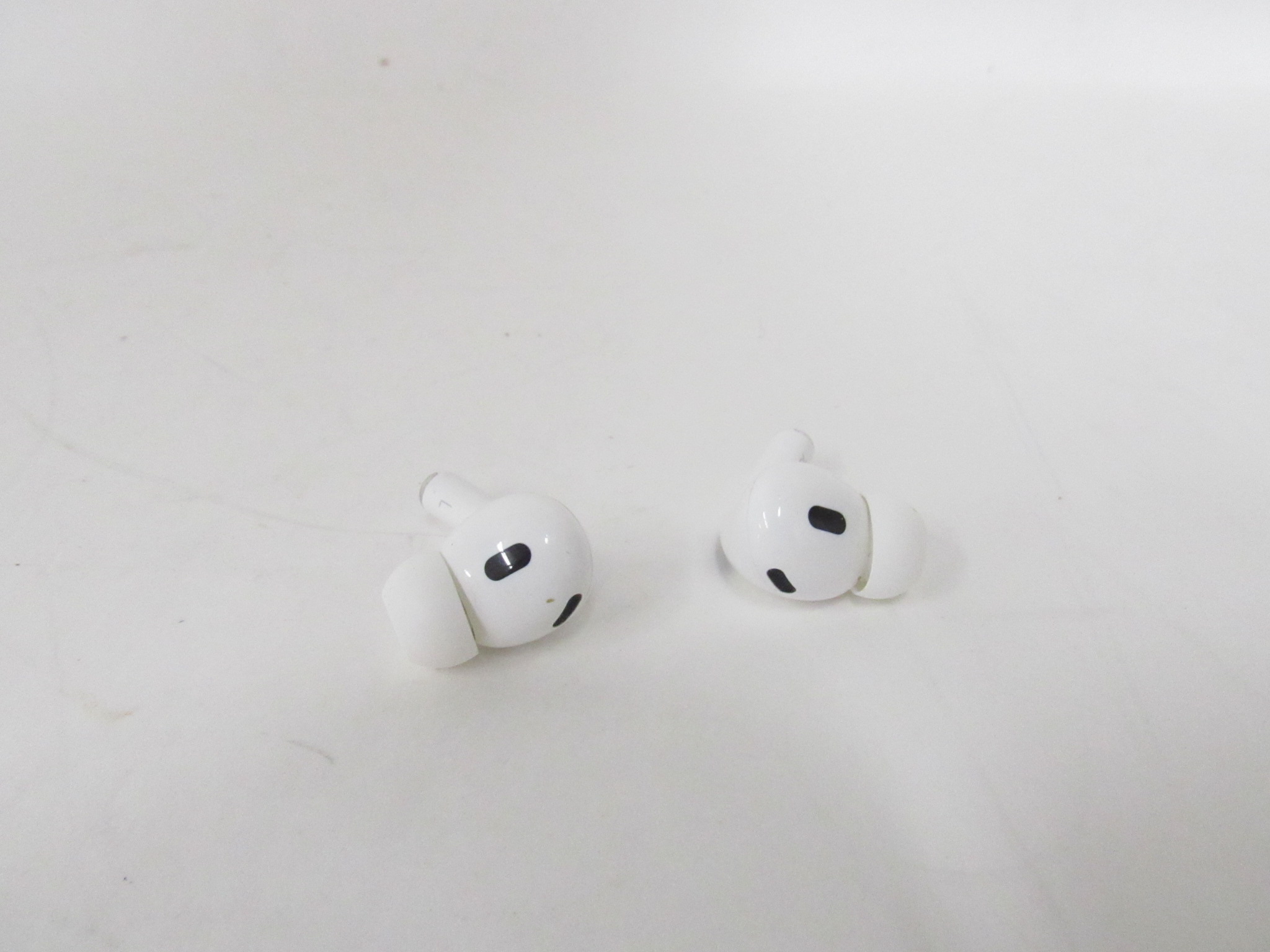 Apple AirPods A2700 Wireless Earbuds White