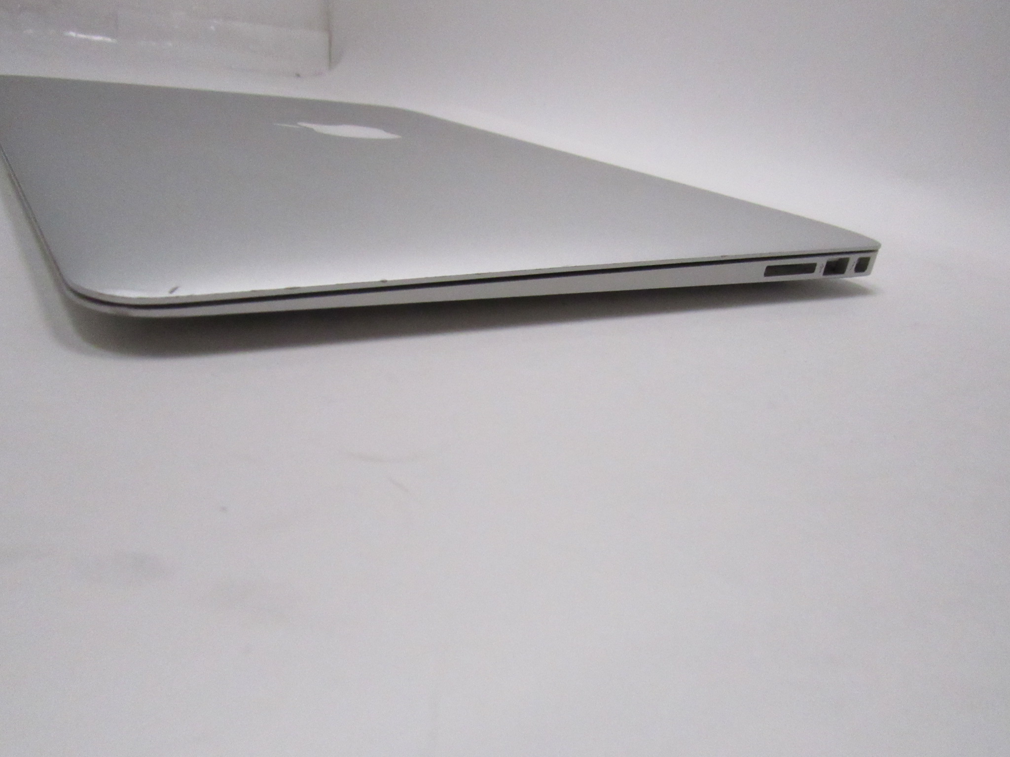 Apple MacBook Air (2017) MQD32LL/A Core i5-5350U 1.8GHz 8GB RAM 128GB SSD 13.3"