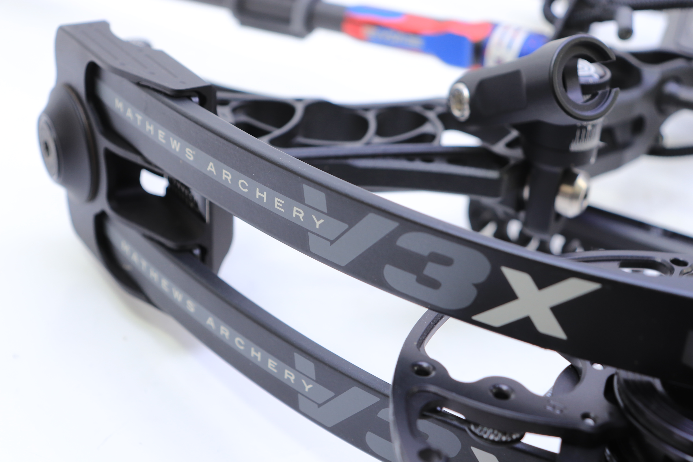 Mathews V3X 65 lbs Draw Weight 340 FPS 29" Right Handed Compound Bow