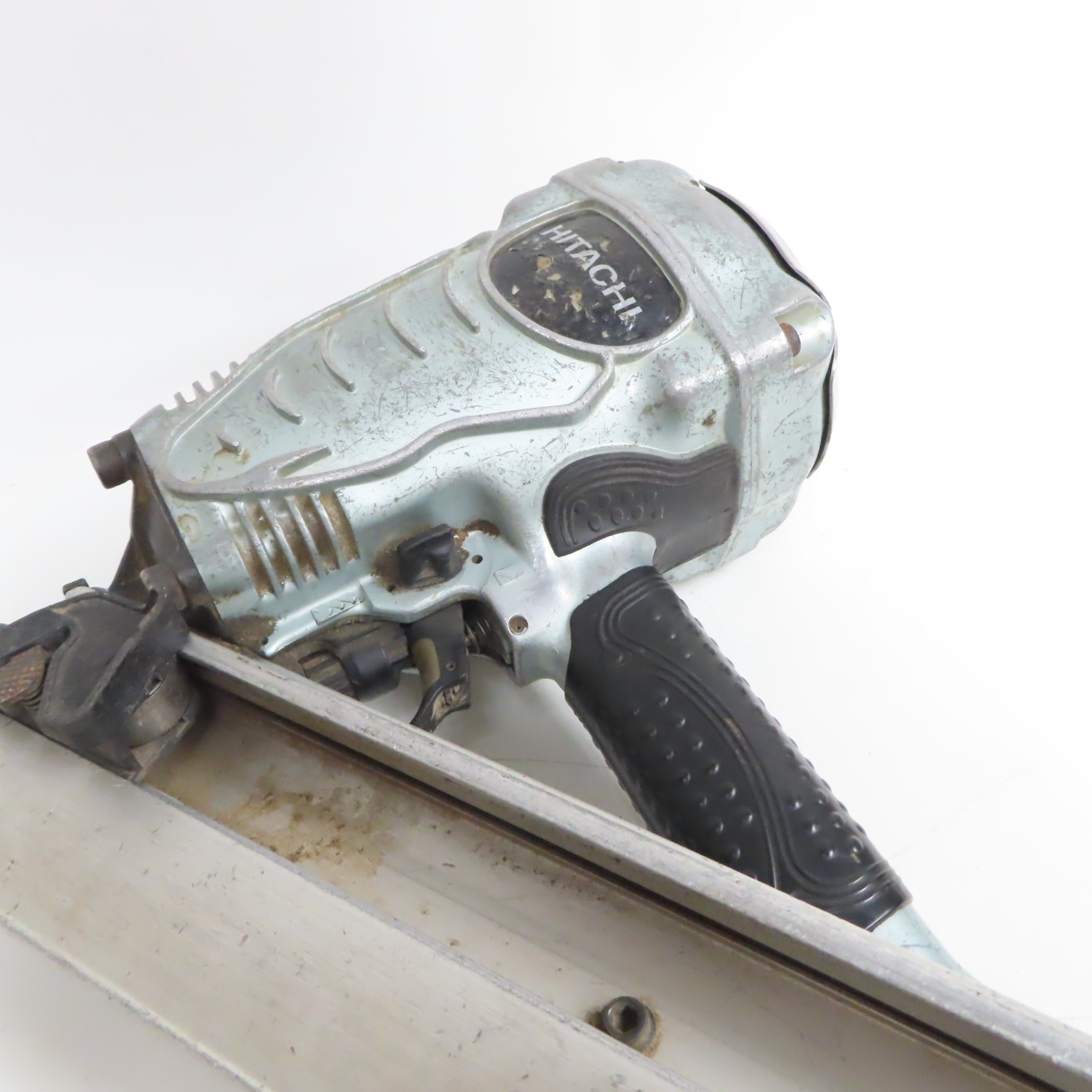 Hitachi NR 90AD(S1) 3-1/2" Pneumatic Paper Collated Framing Nailer