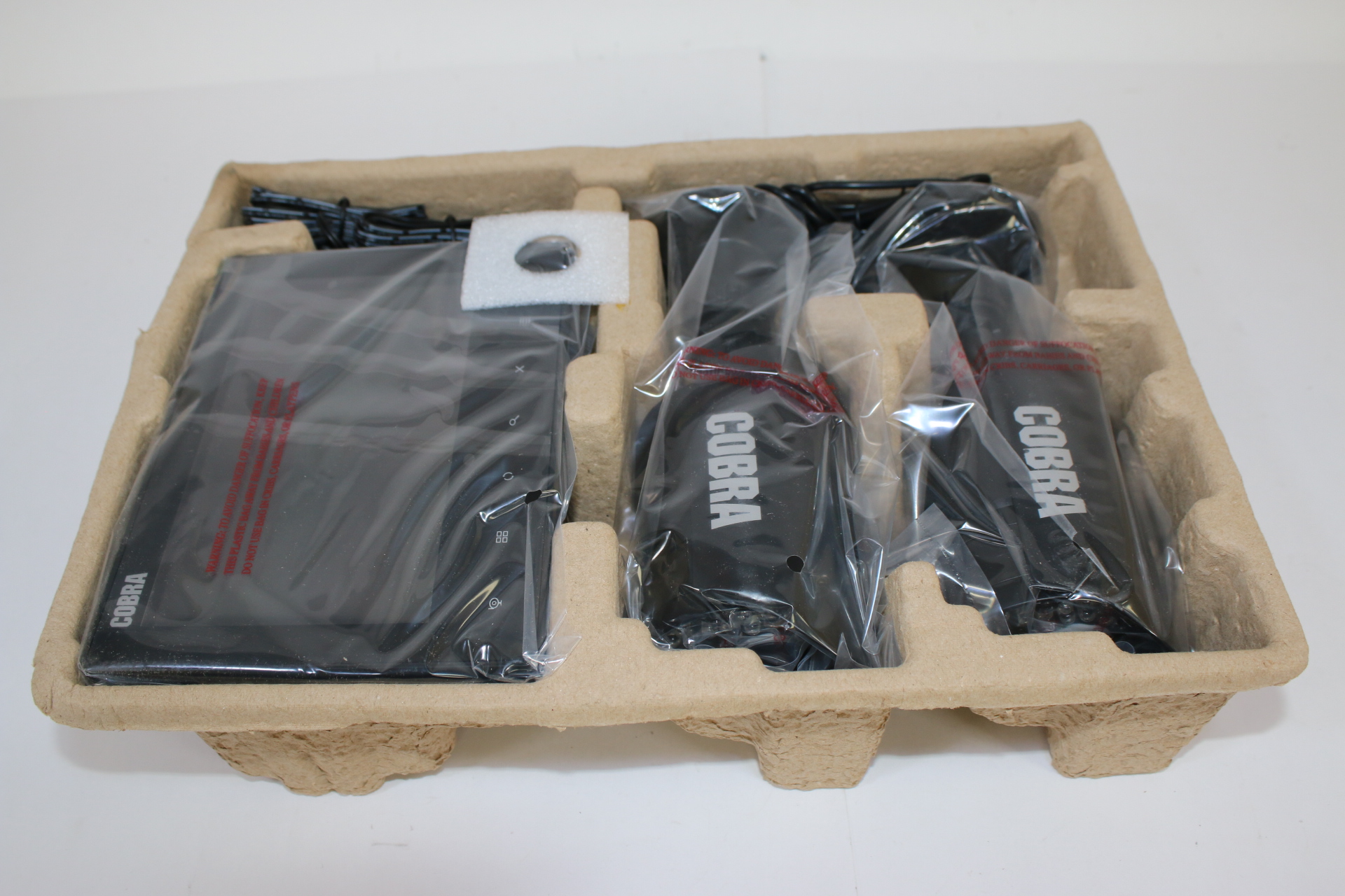 Cobra 4-Channel Wireless Surveillance System 63842 / 2 Cameras & 7" Monitor