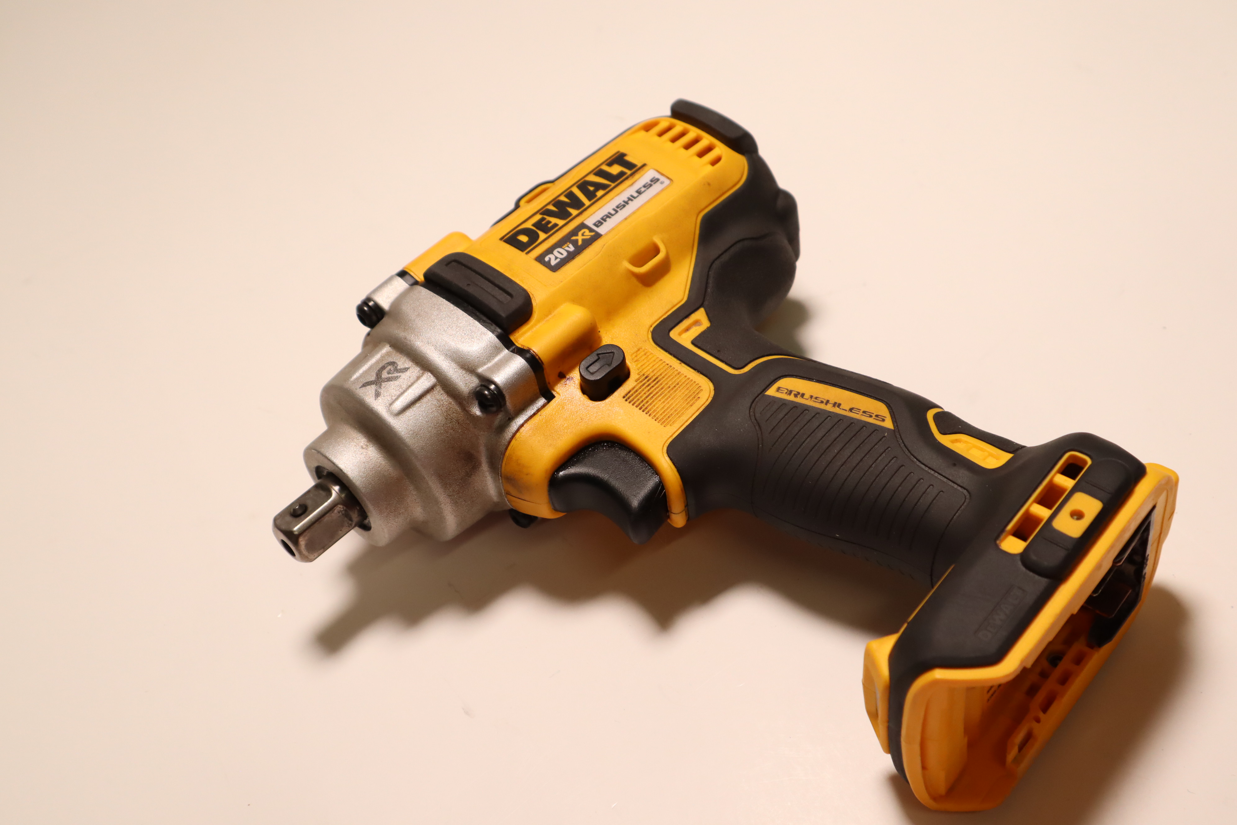 DEWALT DCF894 20-Volt Li-Ion Cordless Brushless 1/2" Mid-Range Impact ...