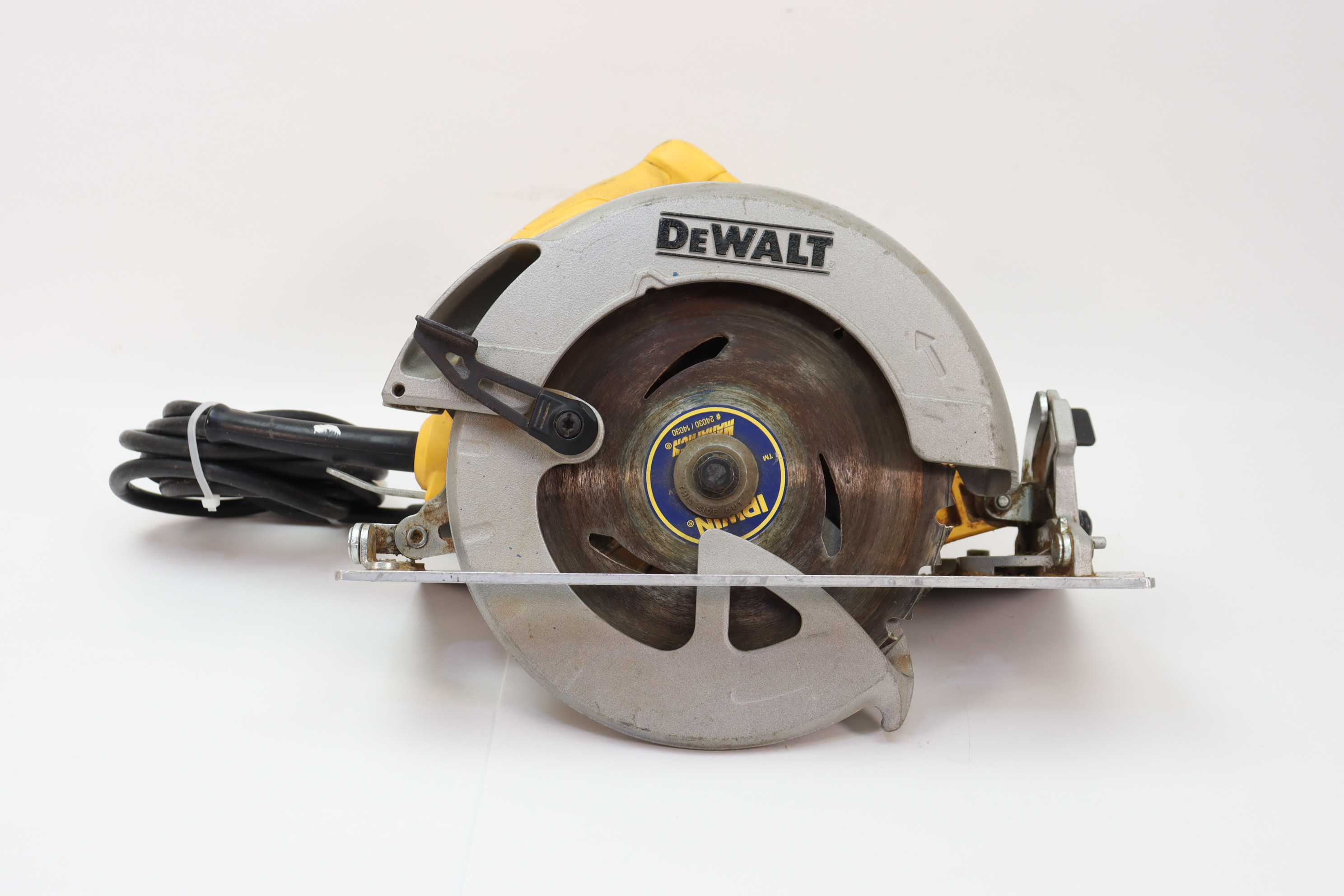 DeWalt DWE575 15 Amp Corded 7-1/4 in. Lightweight Circular Saw