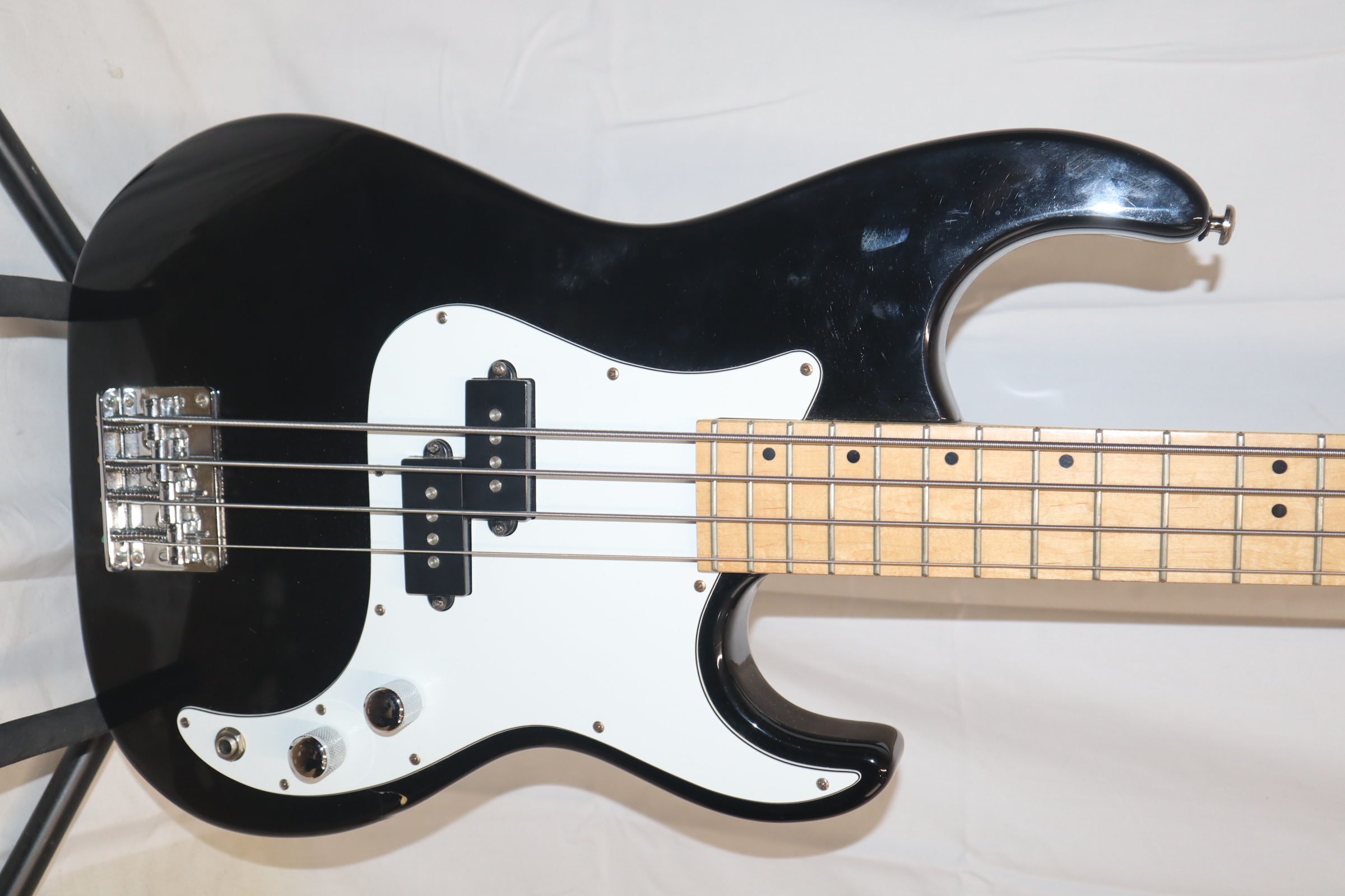 Corsair Samick Greg Bennett Design Black & White 4-String Electric Bass Guitar