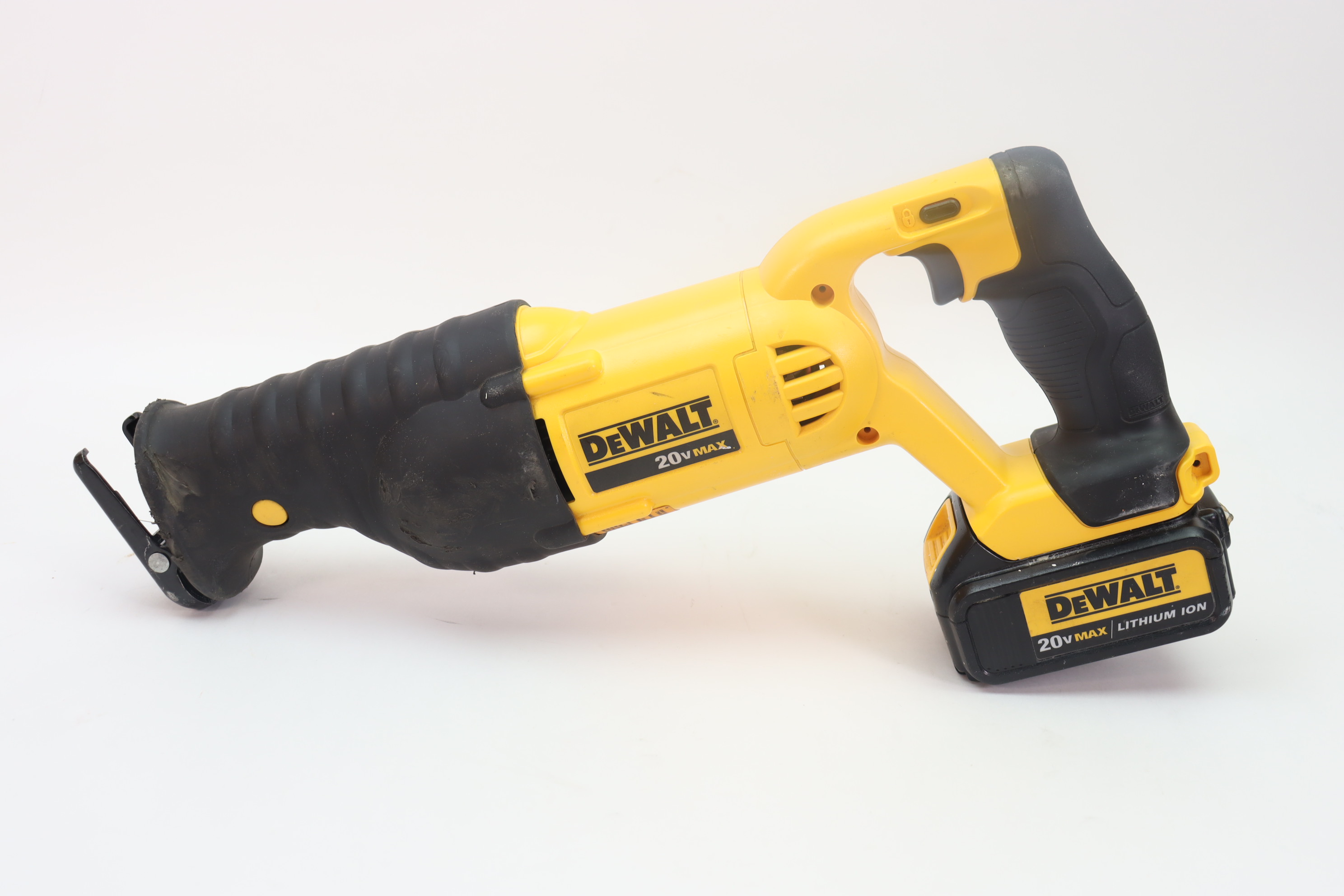 DeWalt DCS380 20V MAX Cordless Keyless Reciprocating Saw Kit - 3000 SPM