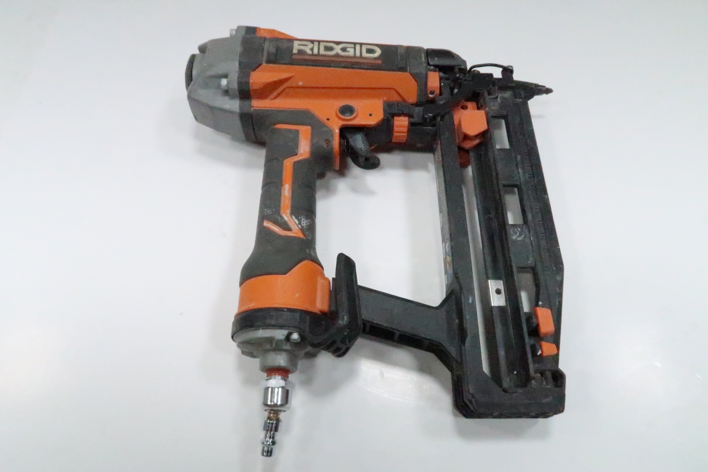 Ridgid R250SFF Pneumatic 16-Gauge 2-1/2 in. Straight Finish Nailer 0053