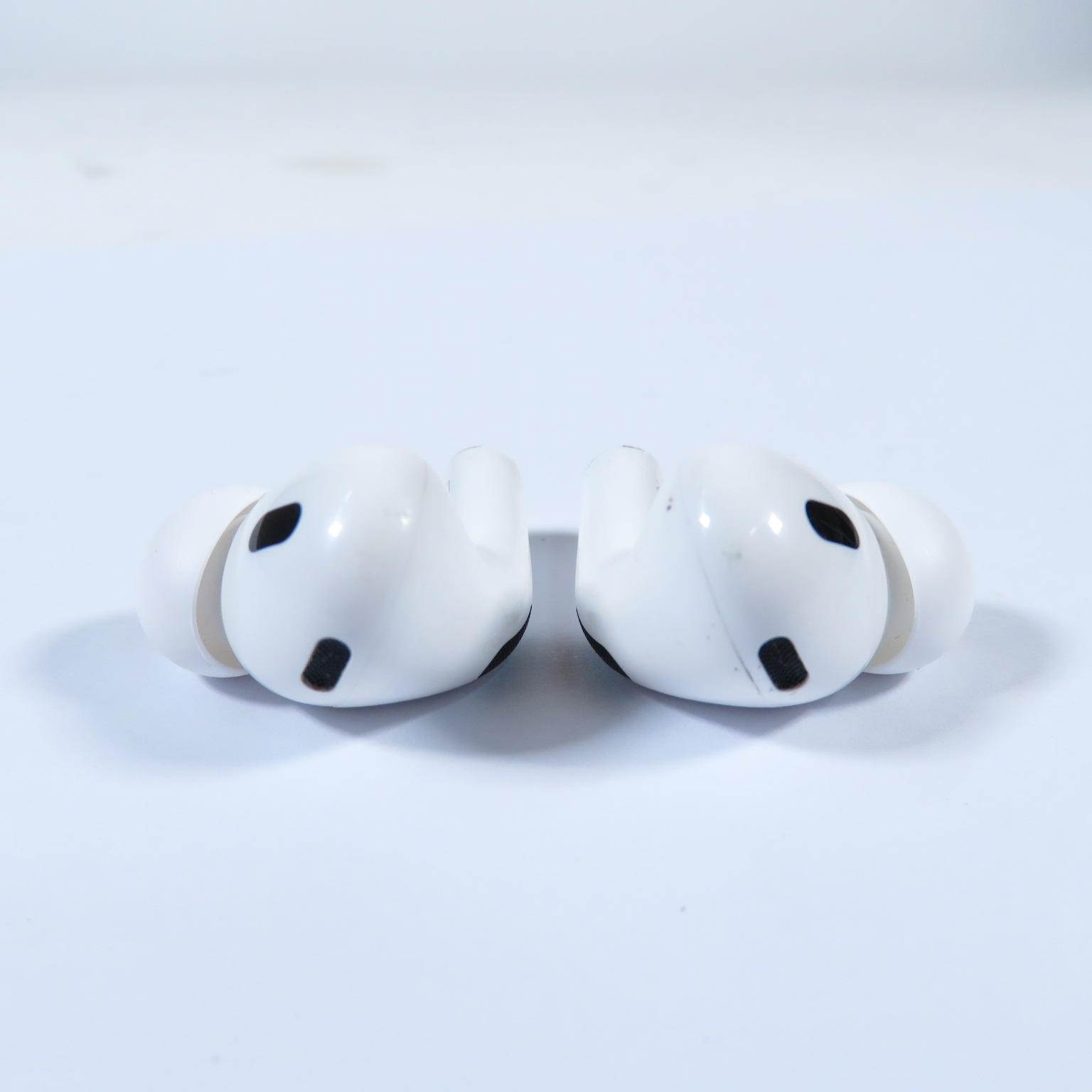 Apple AirPods Pro 2nd Gen A2700 Active Noise Cancelling Wireless Earbuds