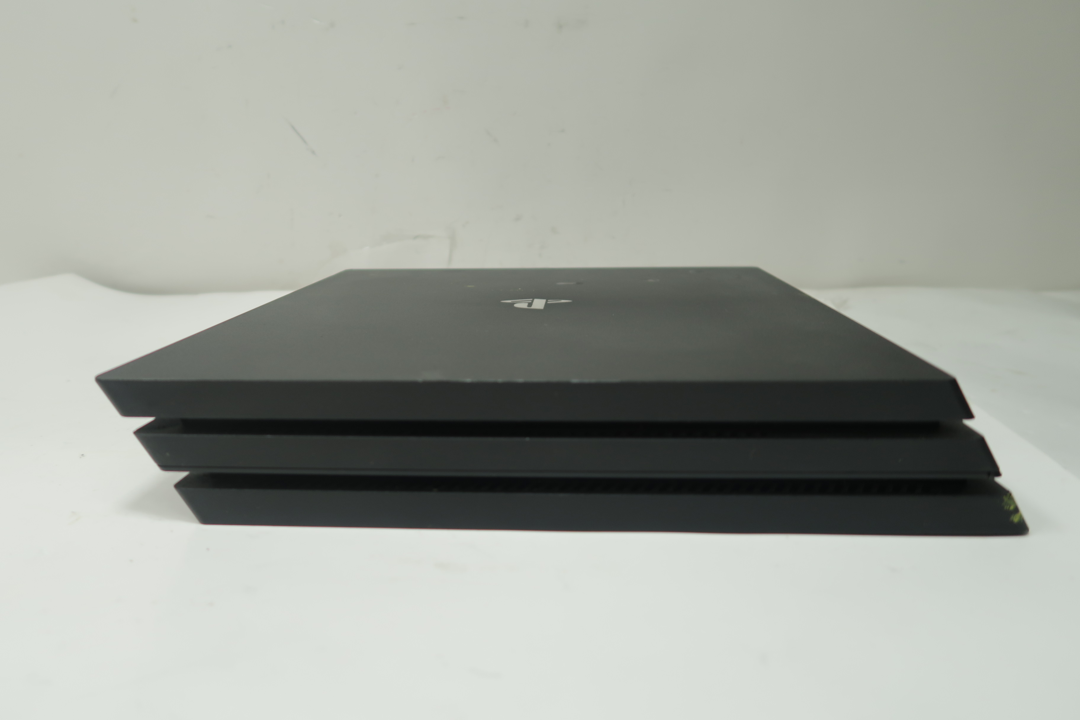 Sony CUH-7015B 1TB 4K Video Game Console PlayStation 4 Pro 2358