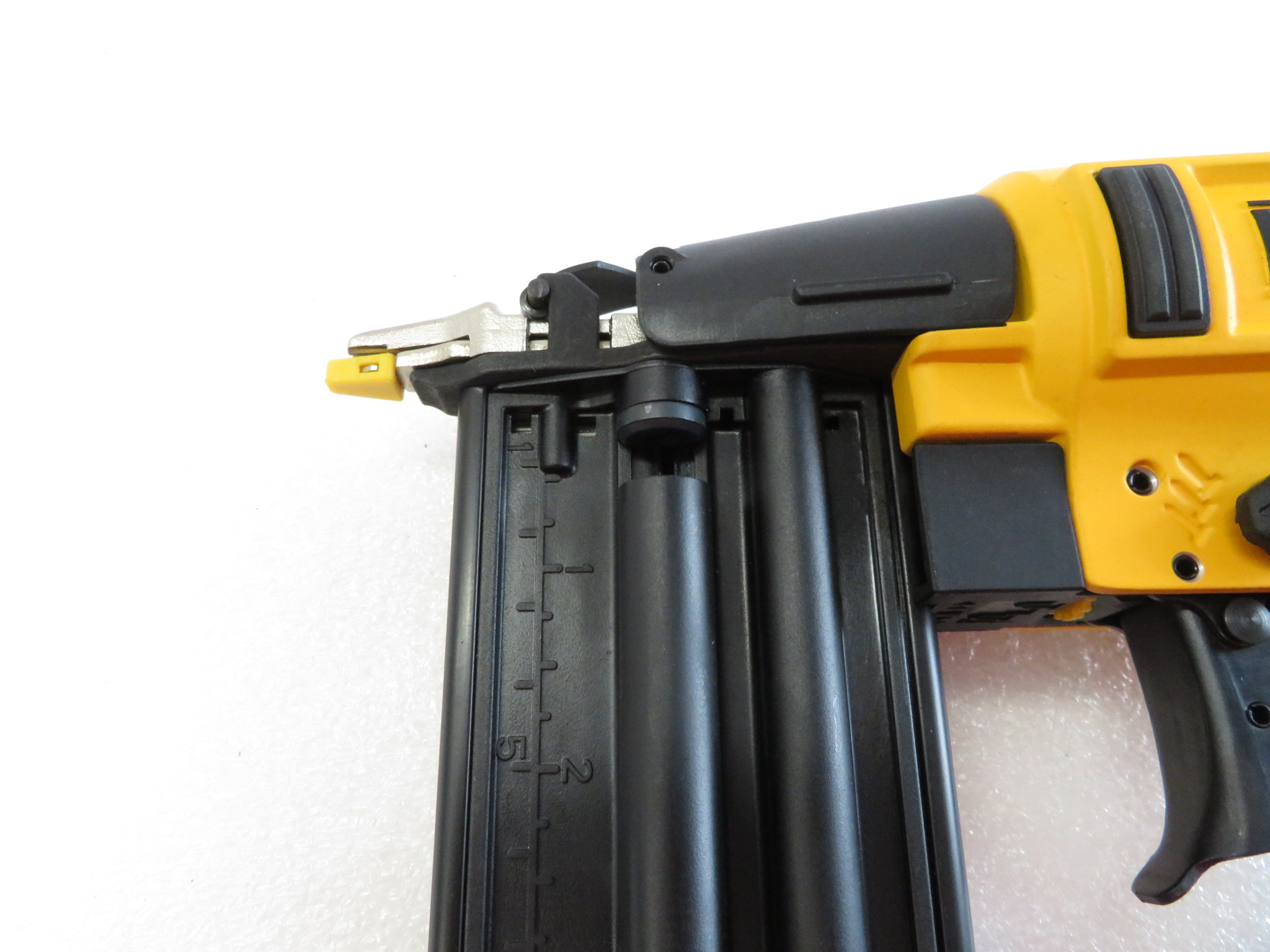 DEWALT DWFP12233 18-Gauge 2-1/8" Max 70 PSI Pneumatic Brad Nailer