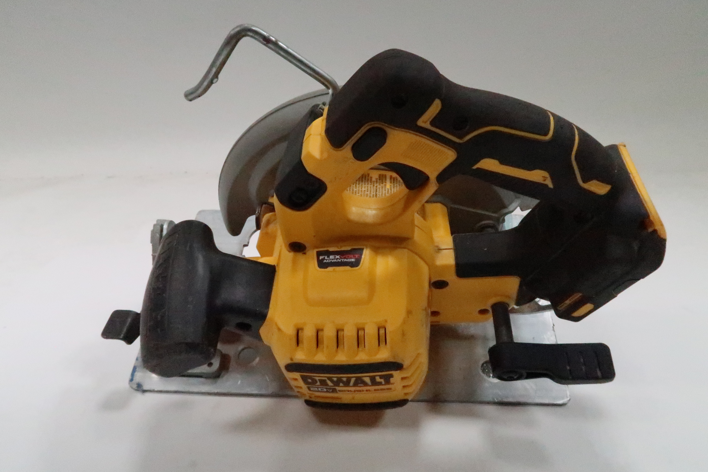 DeWalt DCS573 20V Cordless Brushless 7-1/4" Sidewinder Style Circular ...